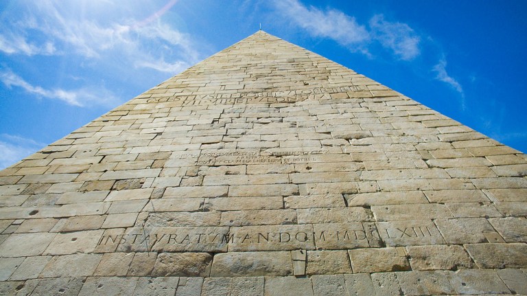 A Roman Pyramid? Discover the Story Behind the Pyramid of Cestius ...